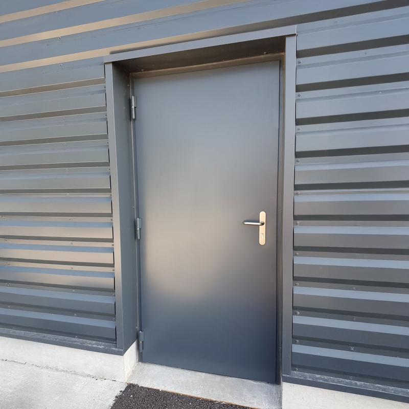 Porte de service métallique sur mesure, livraison garantie 25 jours
